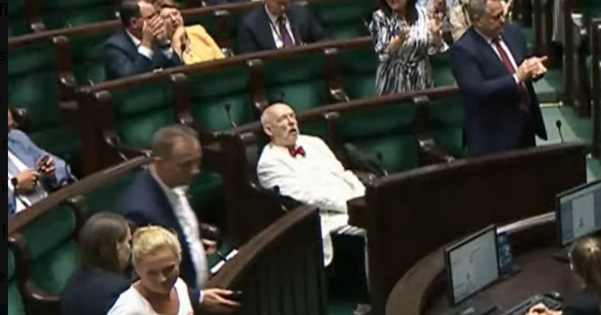 Znowu to zrobił. Janusz Korwin-Mikke spał w Sejmie jak niemowlę - blog Redakcja
