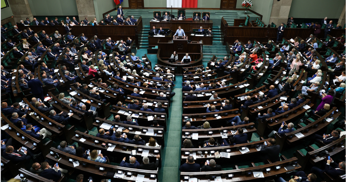 Dobre wiadomości dla PiS. Partia Kaczyńskiego bije konkurencję w ...