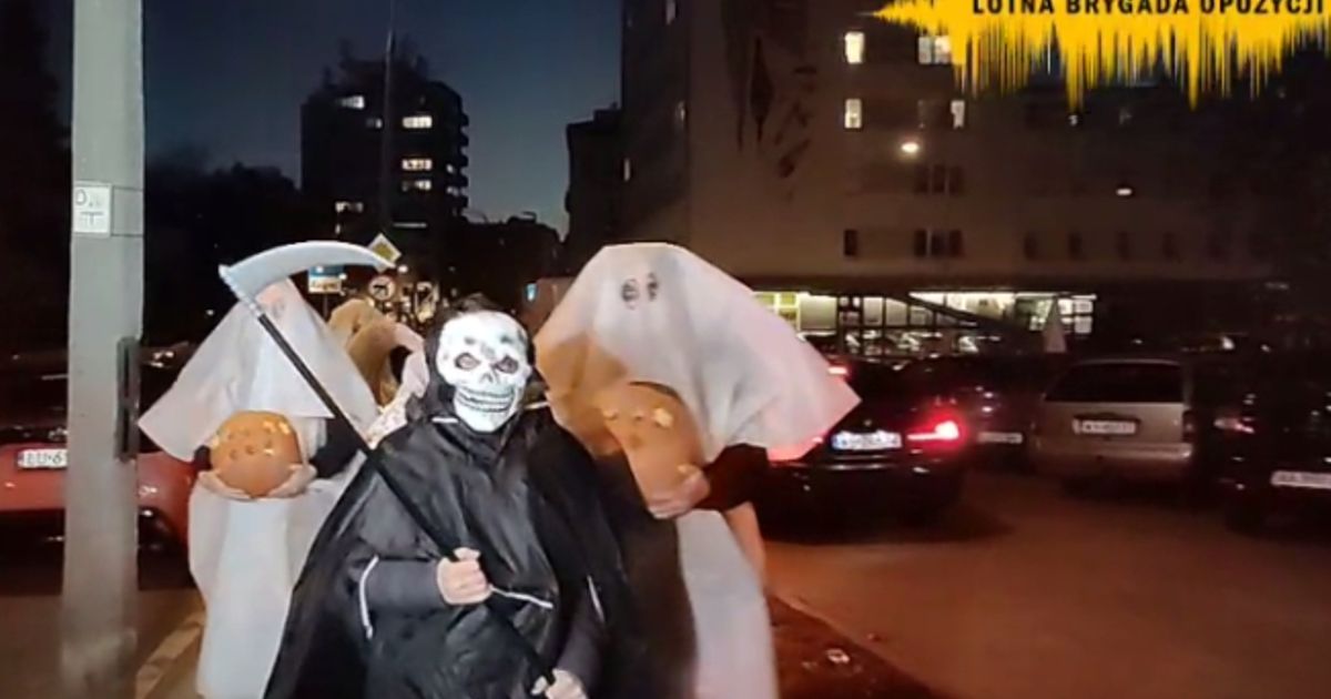 "Stary dziad mocno śpi". Halloween przed domem Jarosława Kaczyńskiego ...