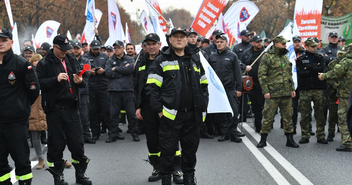 Protest służb mundurowych pod KPRM. Domagają się waloryzacji ...