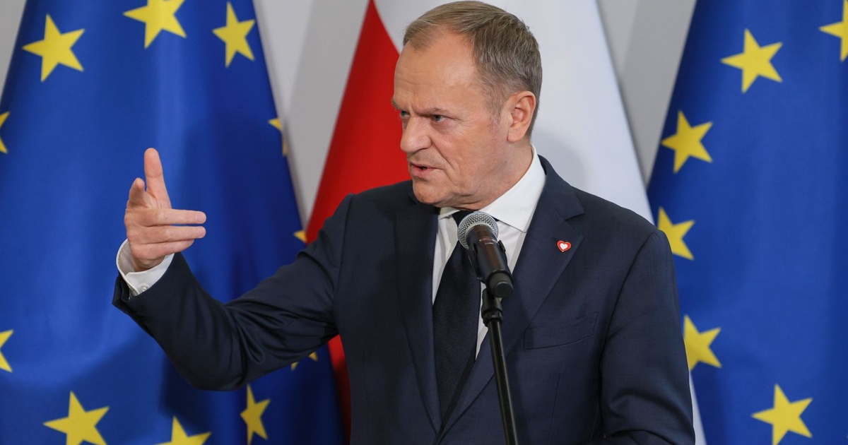 Dziennikarce "Wyborczej" wypadł mikroport. Tusk ruszył na ratunek - blog Redakcja
